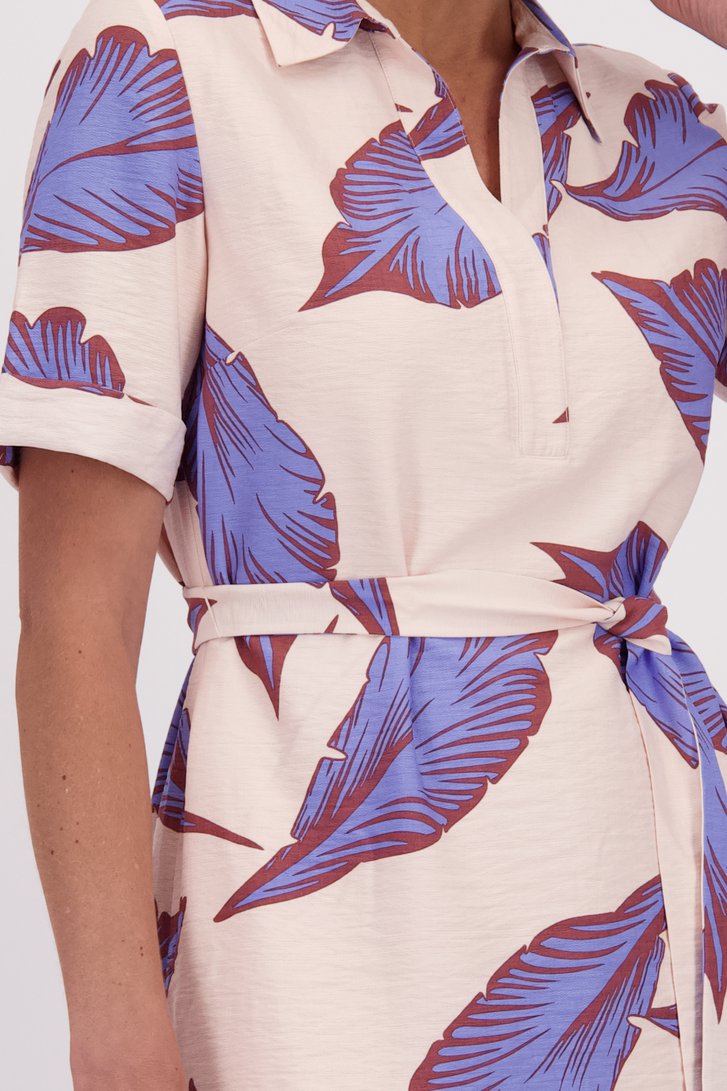 Lichtroze kleedje met bladerenprint van Claude Arielle | 7557512 | Midi ...