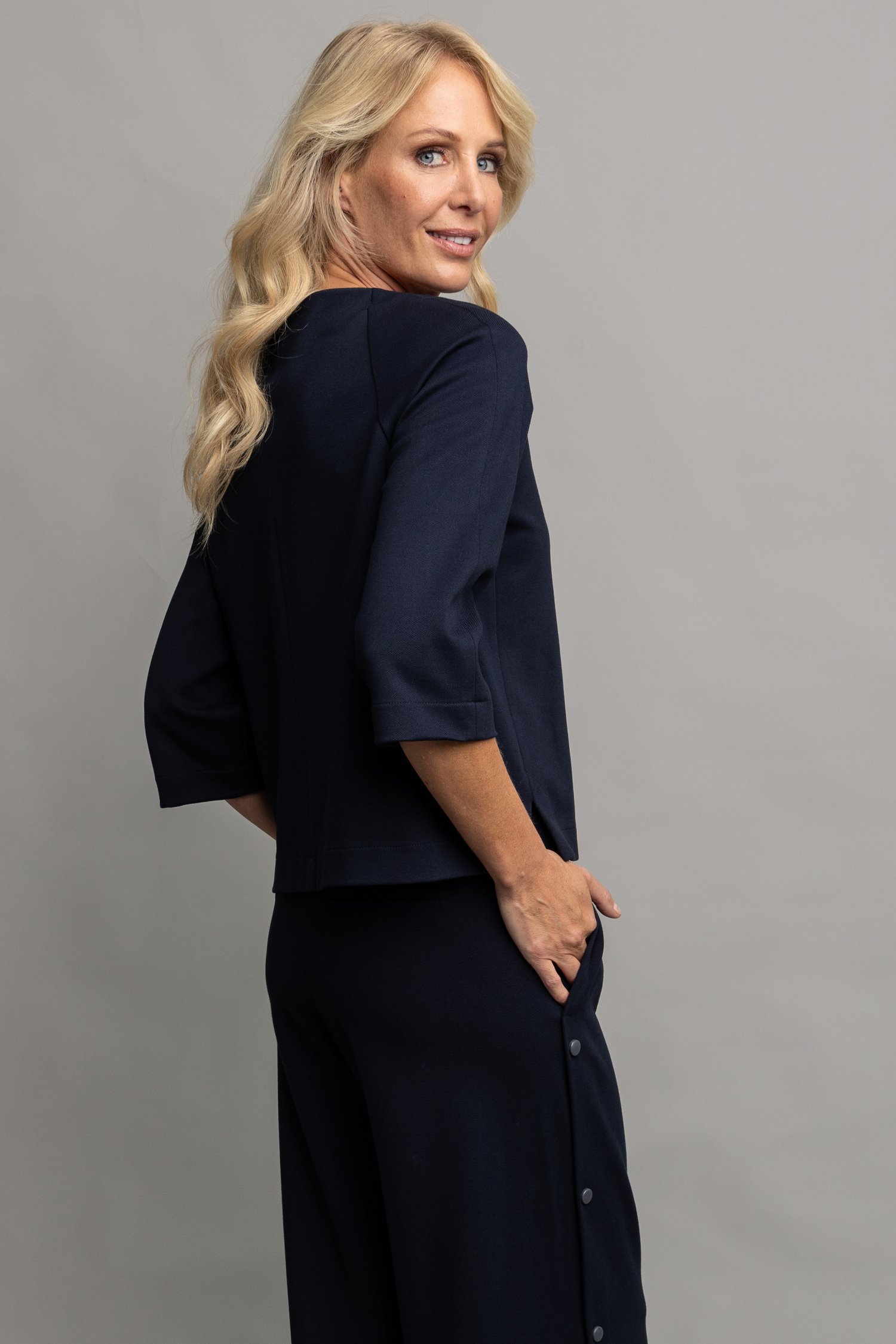 Donkerblauwe blouse met driekwartmouwen van AC by Annelien Coorevits ...
