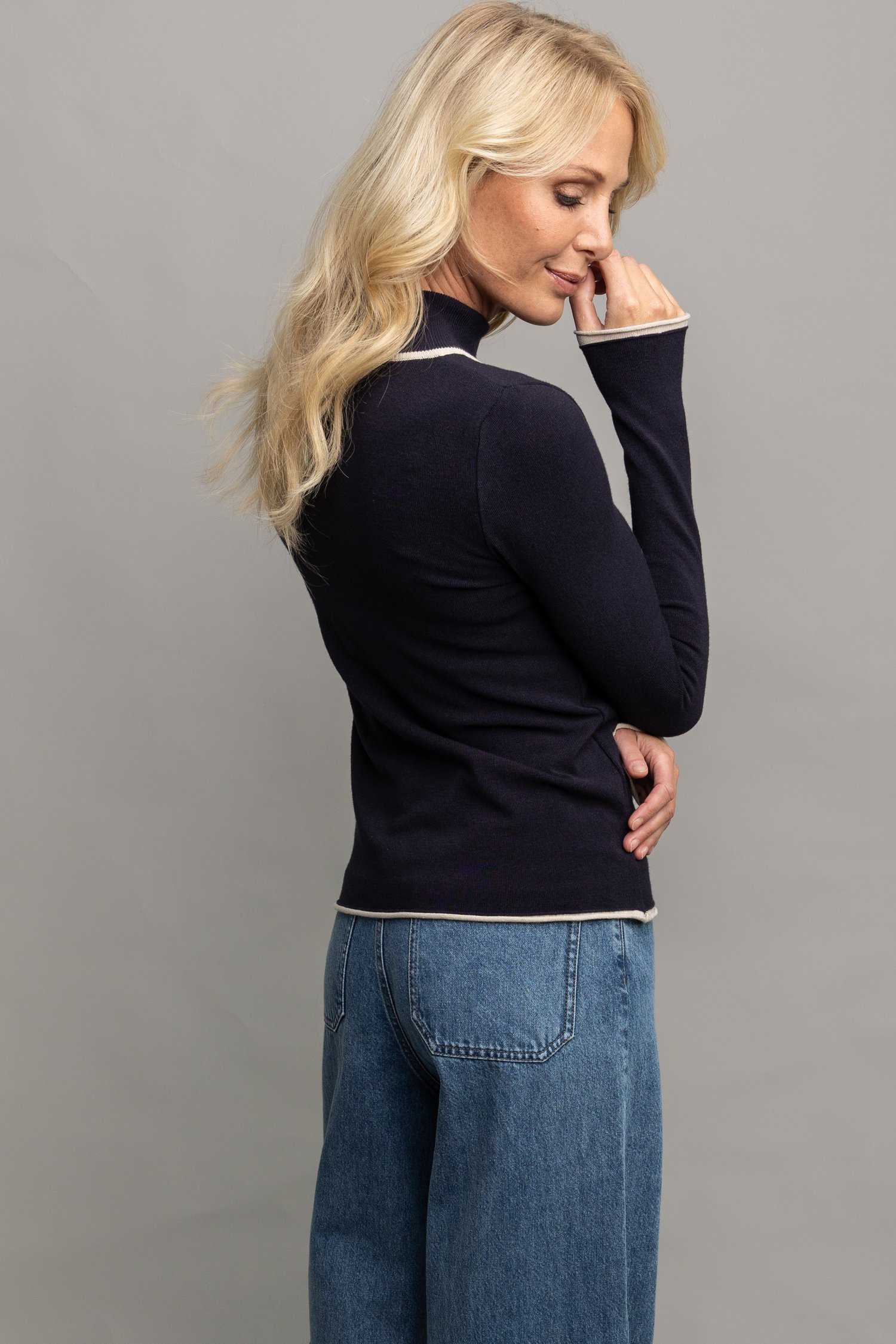 Donkerblauwe trui met hoge kraag van AC by Annelien Coorevits | 7648953 ...