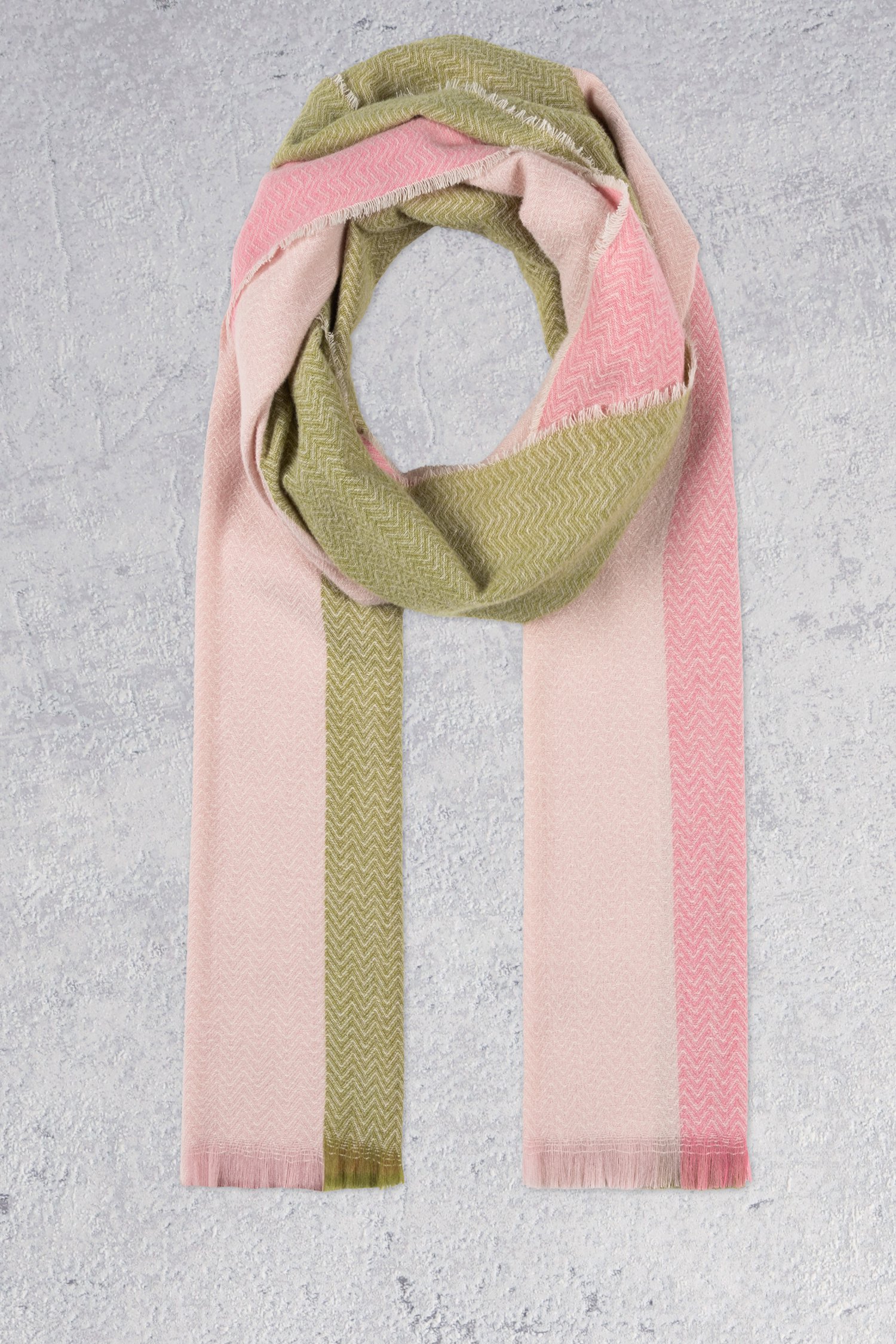 Foulard dans les tons roses et verts de More & More | 7629250 ...