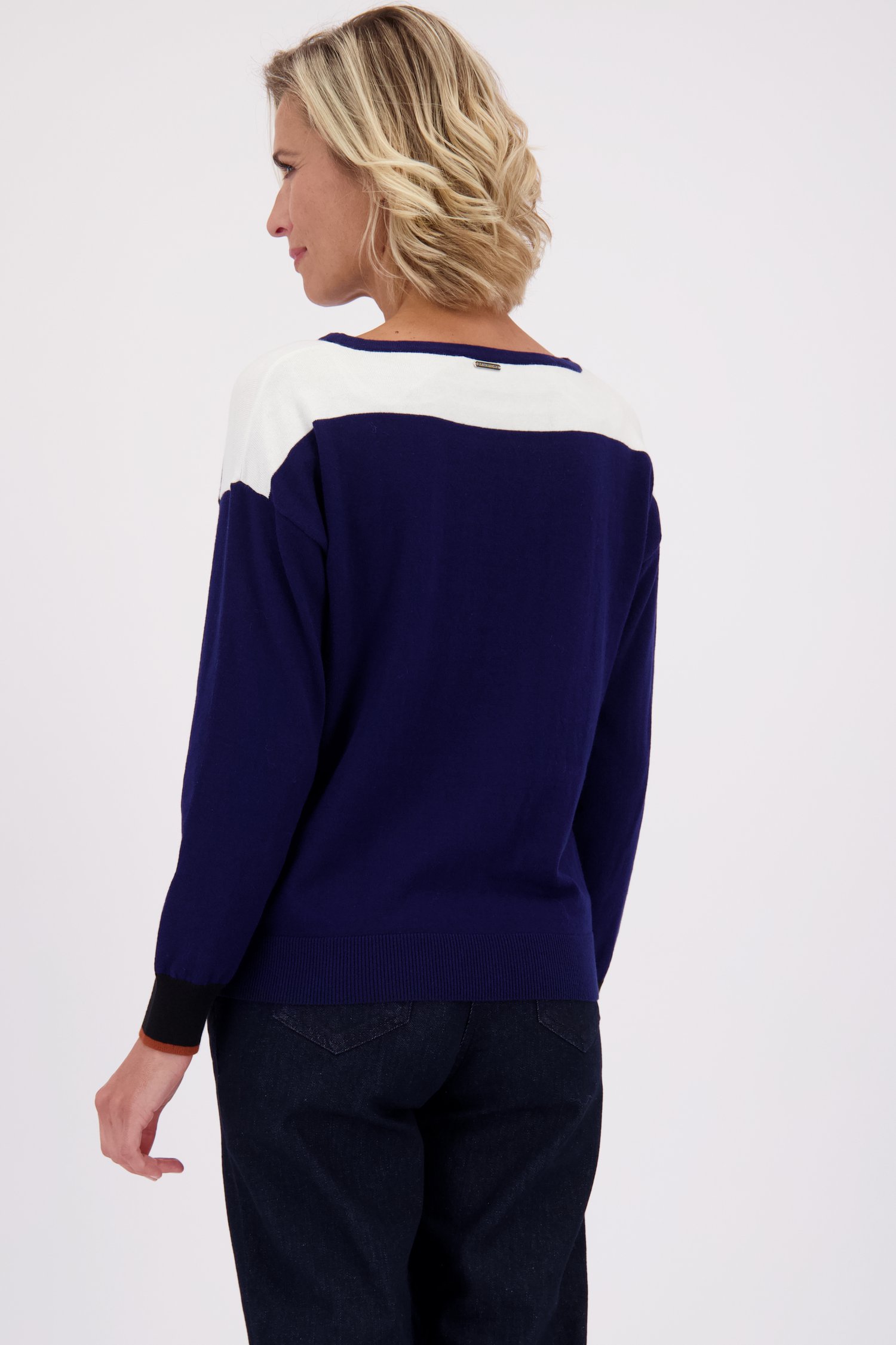 Trui met blauw-zwarte color blocks van Claude Arielle | 7270754 ...